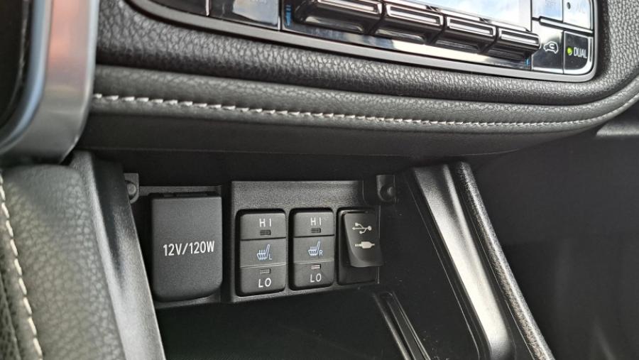 Blue Toyota Auris 2015 in Riga, with an engine capacity of 1.60 L and mileage of 257 thousand km for 7990 €, photo 20 on AUTOMOTO.COM.LV