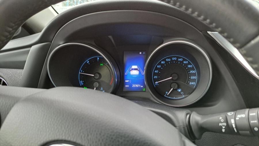 Blue Toyota Auris 2015 in Riga, with an engine capacity of 1.60 L and mileage of 257 thousand km for 7990 €, photo 29 on AUTOMOTO.COM.LV