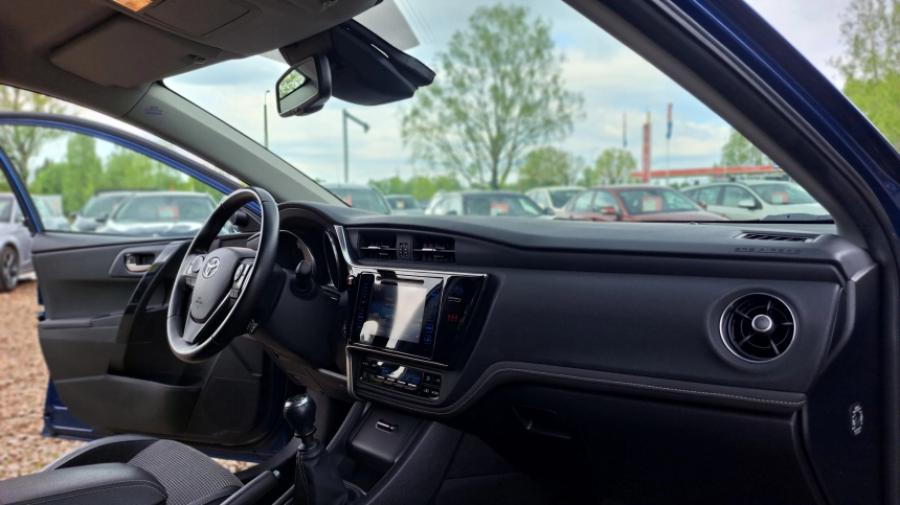 Blue Toyota Auris 2015 in Riga, with an engine capacity of 1.60 L and mileage of 257 thousand km for 7990 €, photo 38 on AUTOMOTO.COM.LV