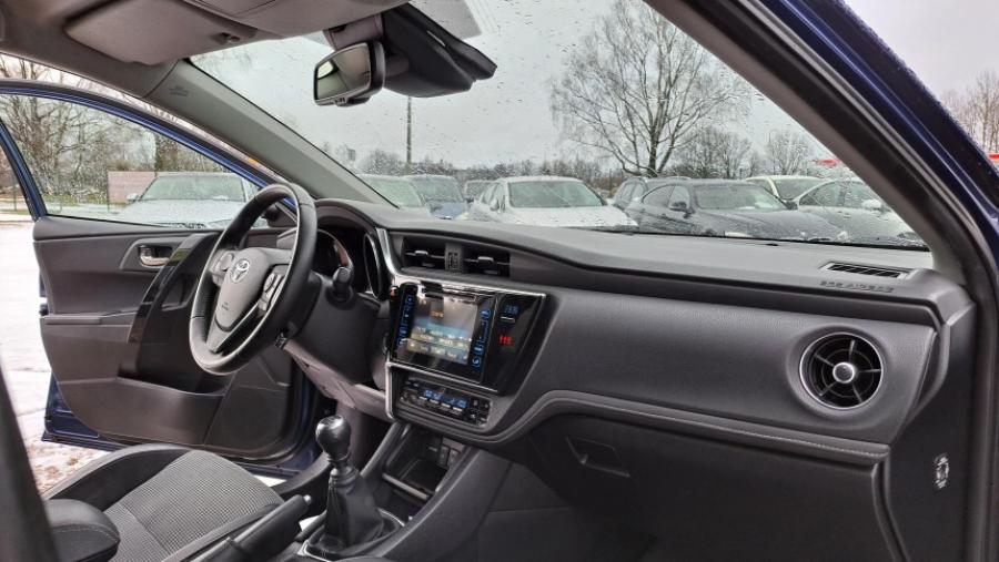 Blue Toyota Auris 2015 in Riga, with an engine capacity of 1.60 L and mileage of 257 thousand km for 7990 €, photo 48 on AUTOMOTO.COM.LV