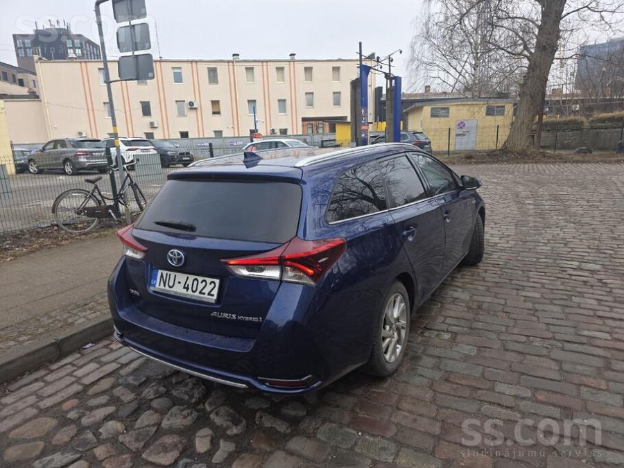 Blue Toyota Auris 2015 in Riga, with an engine capacity of 1.80 L and mileage of 298 thousand km for 8500 €, photo 3 on AUTOMOTO.COM.LV
