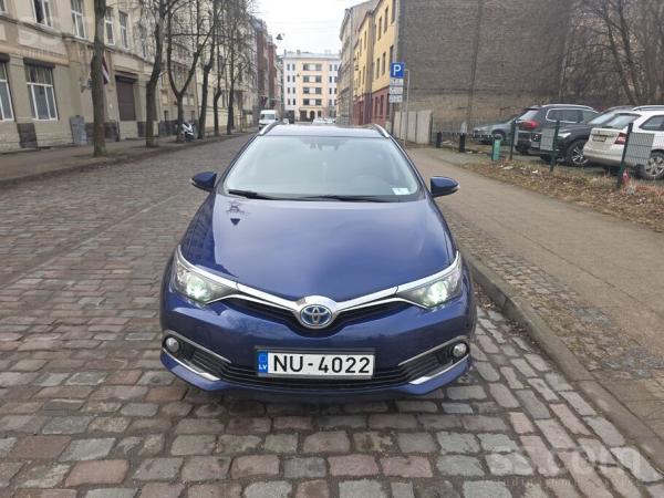 Blue Toyota Auris 2015 in Riga, with an engine capacity of 1.80 L and mileage of 298 thousand km for 8500 €, photo 3 on AUTOMOTO.COM.LV