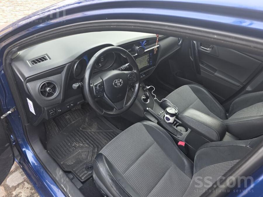 Blue Toyota Auris 2015 in Riga, with an engine capacity of 1.80 L and mileage of 298 thousand km for 8500 €, photo 6 on AUTOMOTO.COM.LV