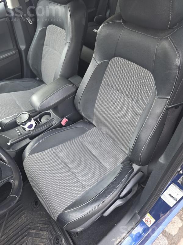 Blue Toyota Auris 2015 in Riga, with an engine capacity of 1.80 L and mileage of 298 thousand km for 8500 €, photo 8 on AUTOMOTO.COM.LV