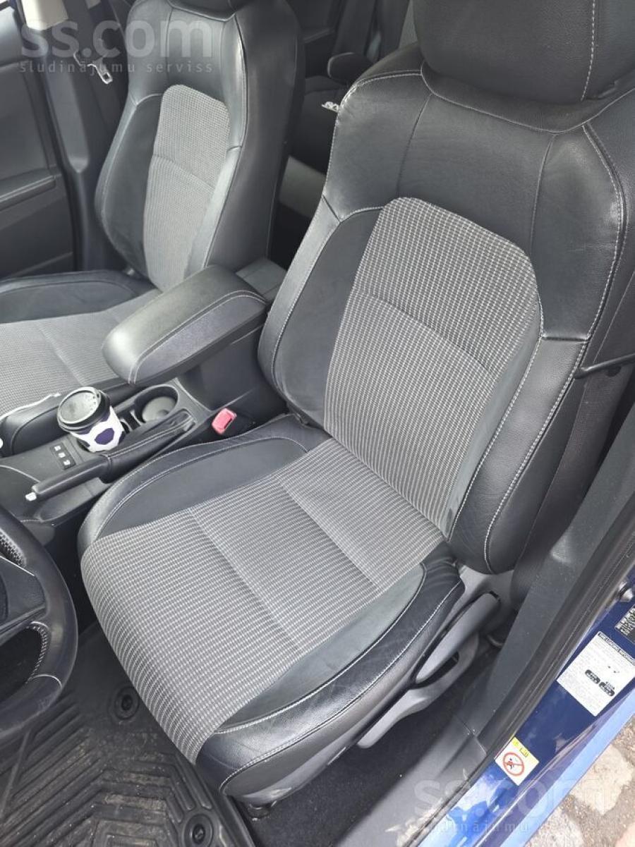 Blue Toyota Auris 2015 in Riga, with an engine capacity of 1.80 L and mileage of 298 thousand km for 8500 €, photo 9 on AUTOMOTO.COM.LV