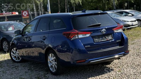 Blue Toyota Auris 2015 in Jelgava, with an engine capacity of 1.60 L and mileage of 258 thousand km for 7690 €, photo 4 on AUTOMOTO.COM.LV