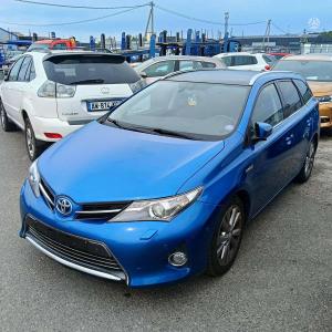 Blue Toyota Auris 2015 in Kaunas, with an engine capacity of 1.80 L and mileage of 285 thousand km for 8150 €, photo 3 on AUTOMOTO.COM.LV