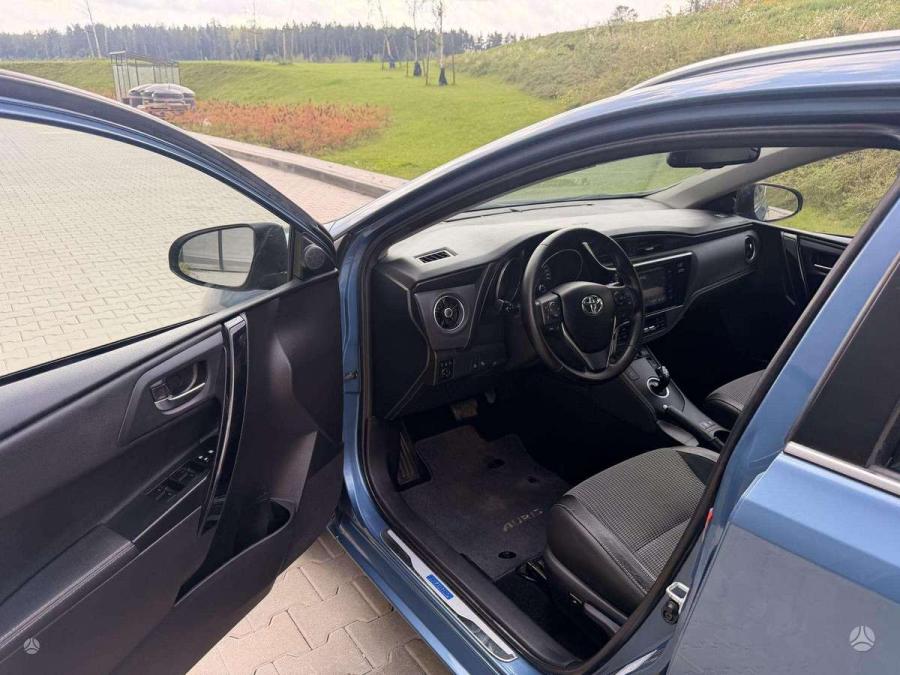 Zils Toyota Auris 2015 Viļņa, ar dzinēja tilpumu 1.80 L un nobraukumu 140 tūkst. km par 13500 €, foto 20 vietnē AUTOMOTO.COM.LV