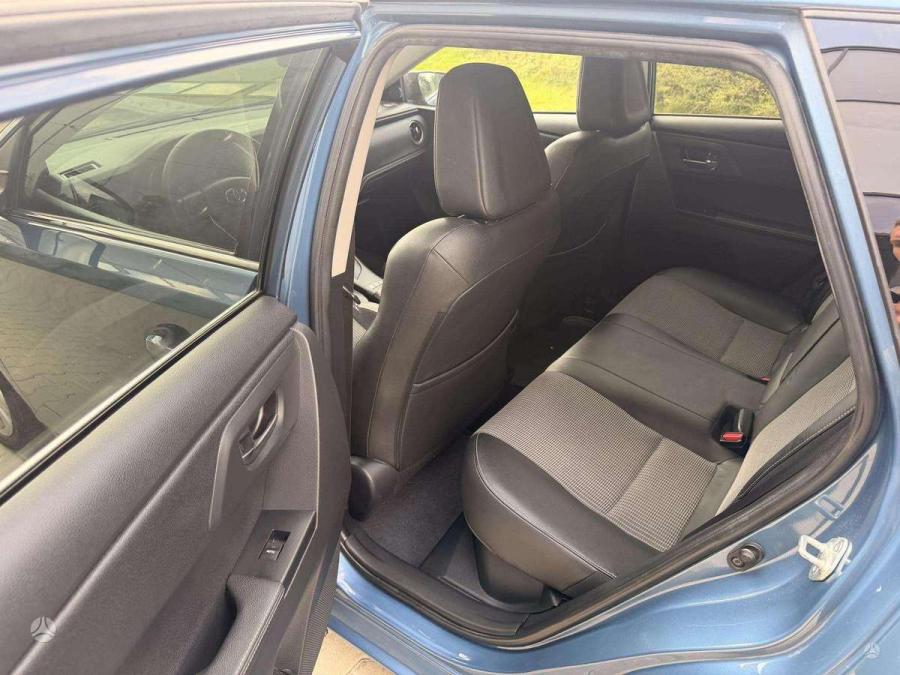 Zils Toyota Auris 2015 Viļņa, ar dzinēja tilpumu 1.80 L un nobraukumu 140 tūkst. km par 13500 €, foto 23 vietnē AUTOMOTO.COM.LV