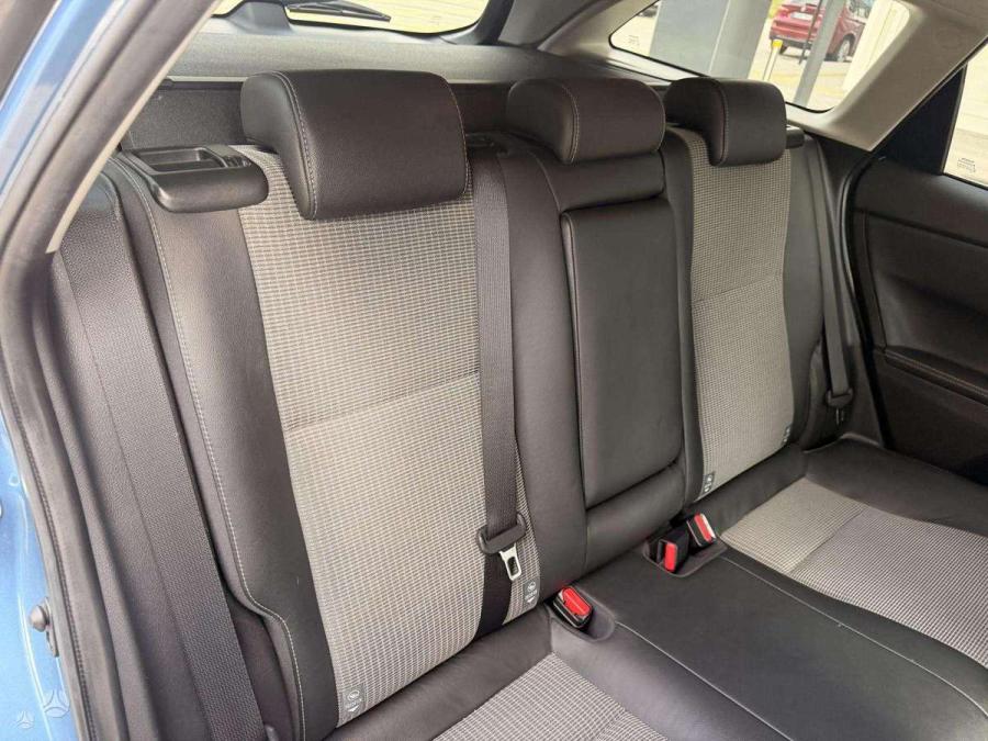 Zils Toyota Auris 2015 Viļņa, ar dzinēja tilpumu 1.80 L un nobraukumu 140 tūkst. km par 13500 €, foto 24 vietnē AUTOMOTO.COM.LV