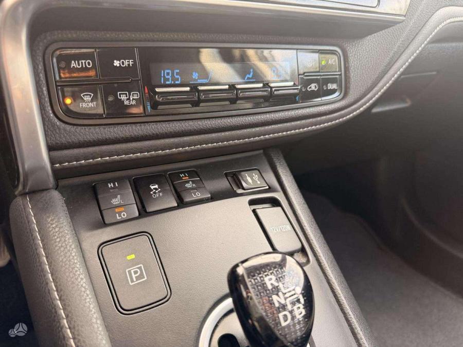 Zils Toyota Auris 2015 Viļņa, ar dzinēja tilpumu 1.80 L un nobraukumu 140 tūkst. km par 13500 €, foto 31 vietnē AUTOMOTO.COM.LV