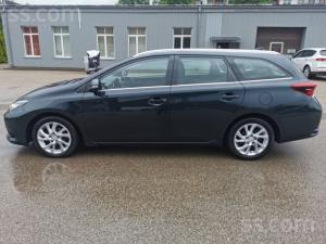 Blue Toyota Auris 2016 in Valmiera, with an engine capacity of 1.60 L and mileage of 150 thousand km for 6800 €, photo 3 on AUTOMOTO.COM.LV