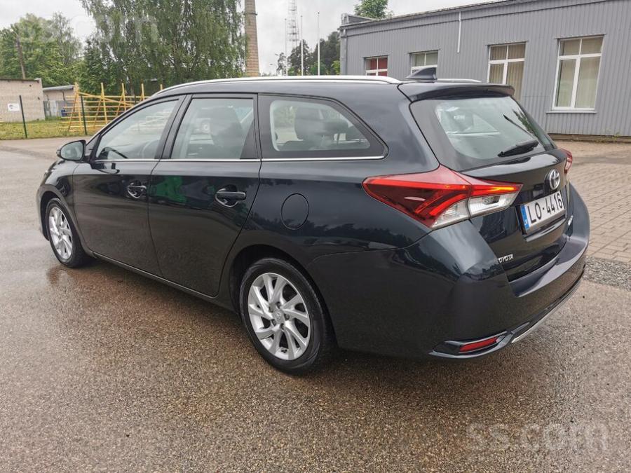 Blue Toyota Auris 2016 in Valmiera, with an engine capacity of 1.60 L and mileage of 150 thousand km for 6800 €, photo 4 on AUTOMOTO.COM.LV
