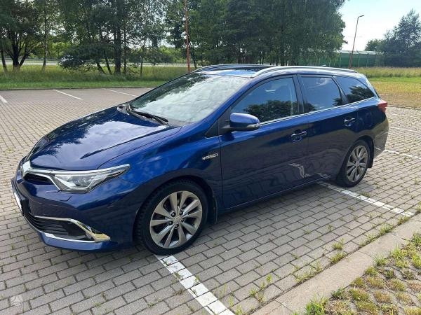 Blue Toyota Auris 2016 in Vilnius, with an engine capacity of 1.80 L and mileage of 211 thousand km for 13490 €, photo 2 on AUTOMOTO.COM.LV