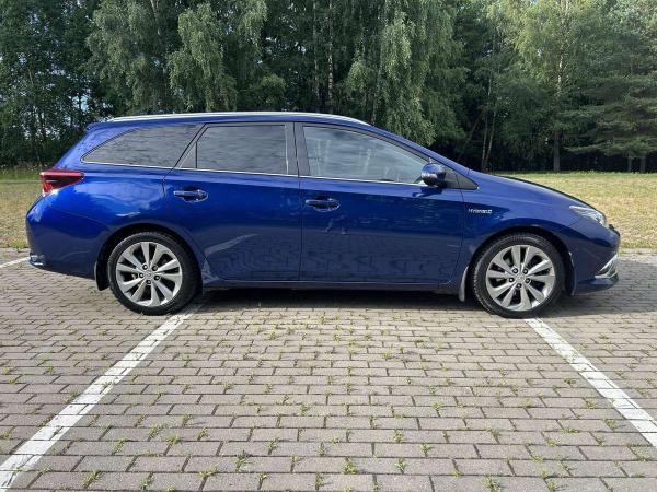 Blue Toyota Auris 2016 in Vilnius, with an engine capacity of 1.80 L and mileage of 211 thousand km for 13490 €, photo 6 on AUTOMOTO.COM.LV