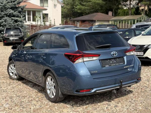 Blue Toyota Auris 2016 in Utena, with an engine capacity of 1.80 L and mileage of 258 thousand km for 8290 €, photo 4 on AUTOMOTO.COM.LV