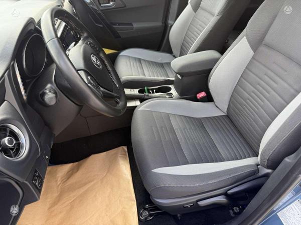 Blue Toyota Auris 2016 in Utena, with an engine capacity of 1.80 L and mileage of 258 thousand km for 8290 €, photo 6 on AUTOMOTO.COM.LV