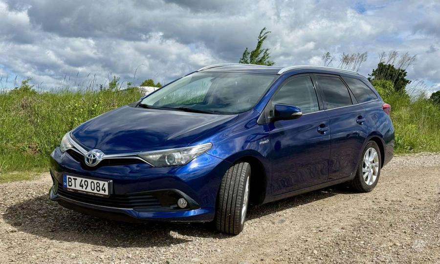Blue Toyota Auris 2016 in Vilnius, with an engine capacity of 1.80 L and mileage of 301 thousand km for 8599 €, photo 3 on AUTOMOTO.COM.LV