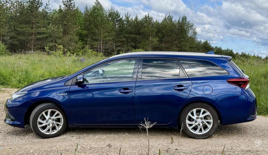 Blue Toyota Auris 2016 in Vilnius, with an engine capacity of 1.80 L and mileage of 301 thousand km for 8599 €, photo 5 on AUTOMOTO.COM.LV