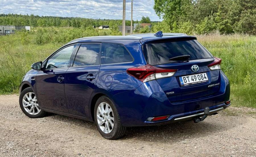 Blue Toyota Auris 2016 in Vilnius, with an engine capacity of 1.80 L and mileage of 301 thousand km for 8599 €, photo 7 on AUTOMOTO.COM.LV