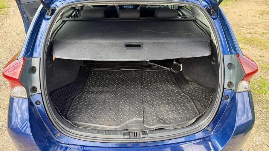 Blue Toyota Auris 2016 in Vilnius, with an engine capacity of 1.80 L and mileage of 301 thousand km for 8599 €, photo 15 on AUTOMOTO.COM.LV