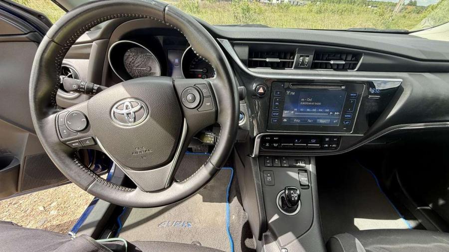 Blue Toyota Auris 2016 in Vilnius, with an engine capacity of 1.80 L and mileage of 301 thousand km for 8599 €, photo 16 on AUTOMOTO.COM.LV