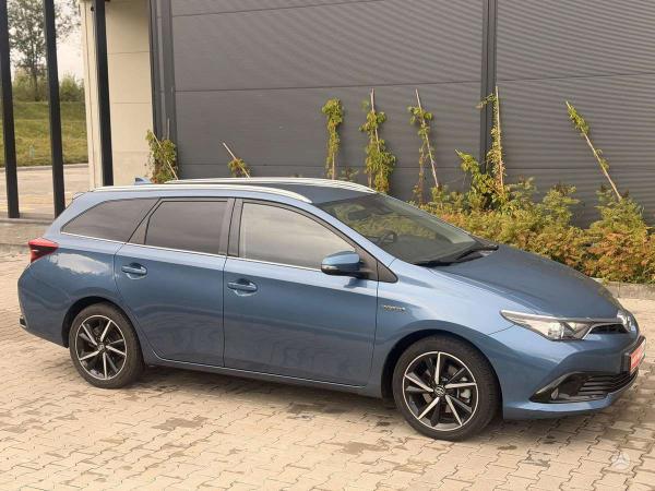 Toyota Auris 2017 in Vilnius on AUTOMOTO.COM.LV Blue Toyota Auris 2017 in Vilnius, with an engine capacity of 1.80 L and mileage of 173 thousand km for 12650 €, photo 6 on AUTOMOTO.COM.LV