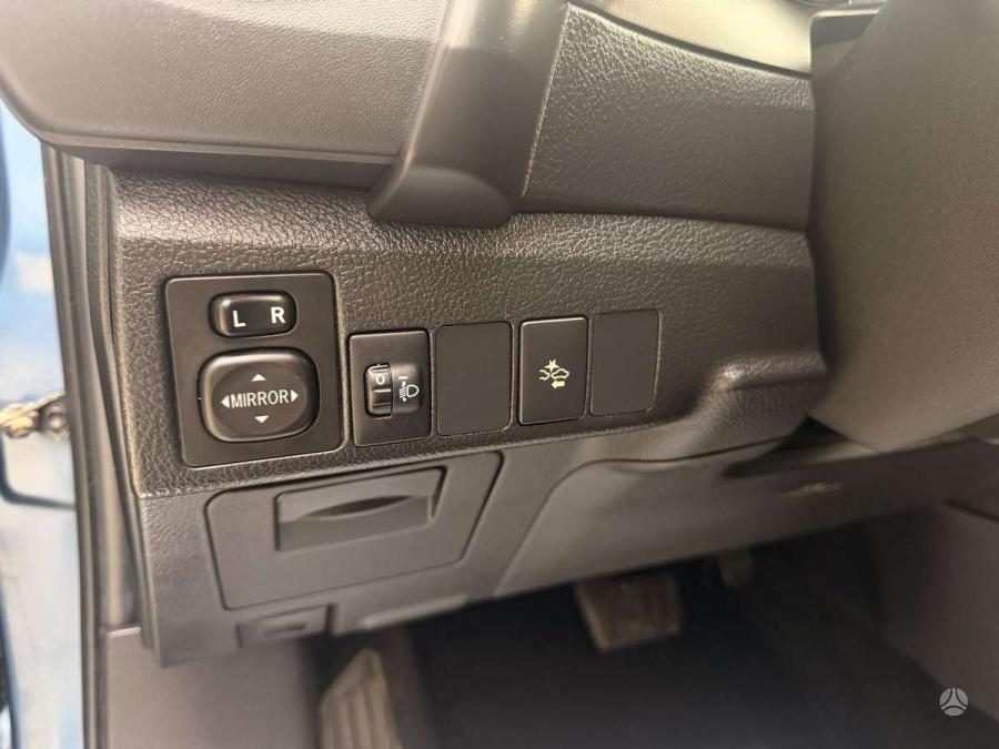 Blue Toyota Auris 2017 in Vilnius, with an engine capacity of 1.80 L and mileage of 173 thousand km for 12650 €, photo 19 on AUTOMOTO.COM.LV