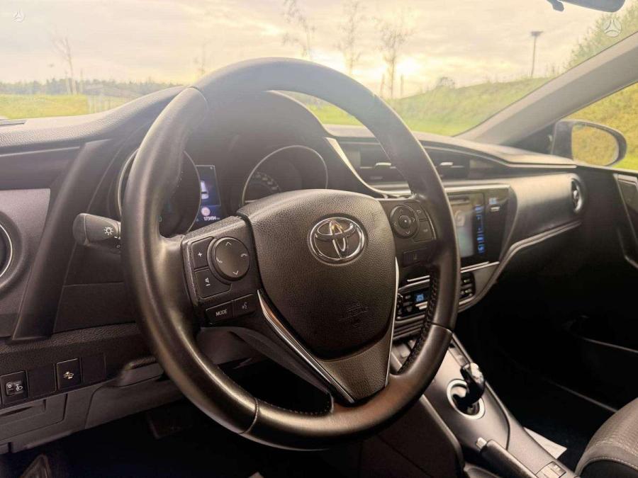 Blue Toyota Auris 2017 in Vilnius, with an engine capacity of 1.80 L and mileage of 173 thousand km for 12650 €, photo 18 on AUTOMOTO.COM.LV