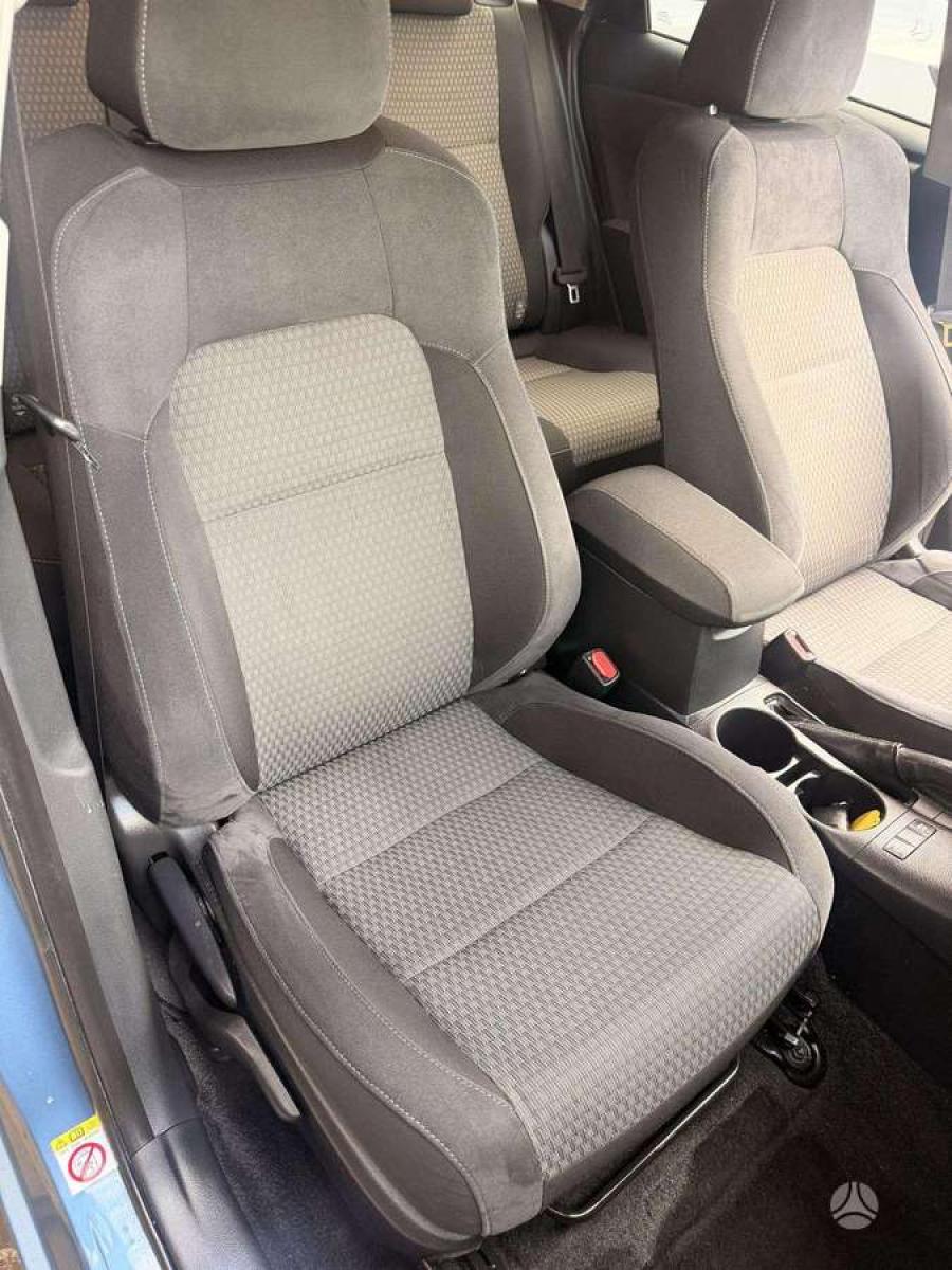 Blue Toyota Auris 2017 in Vilnius, with an engine capacity of 1.80 L and mileage of 173 thousand km for 12650 €, photo 26 on AUTOMOTO.COM.LV