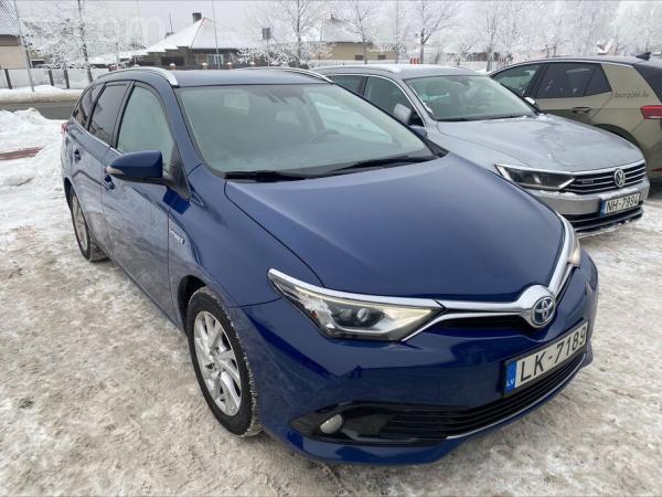 Blue Toyota Auris 2018 in Ventspils, with an engine capacity of 1.80 L and mileage of 172 thousand km for 8500 €, photo 3 on AUTOMOTO.COM.LV