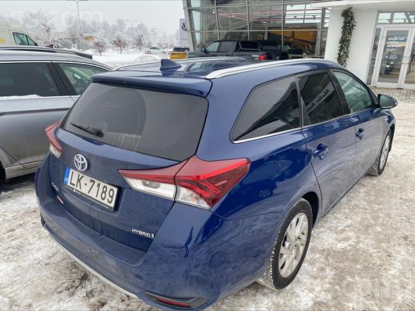 Blue Toyota Auris 2018 in Ventspils, with an engine capacity of 1.80 L and mileage of 172 thousand km for 8500 €, photo 5 on AUTOMOTO.COM.LV
