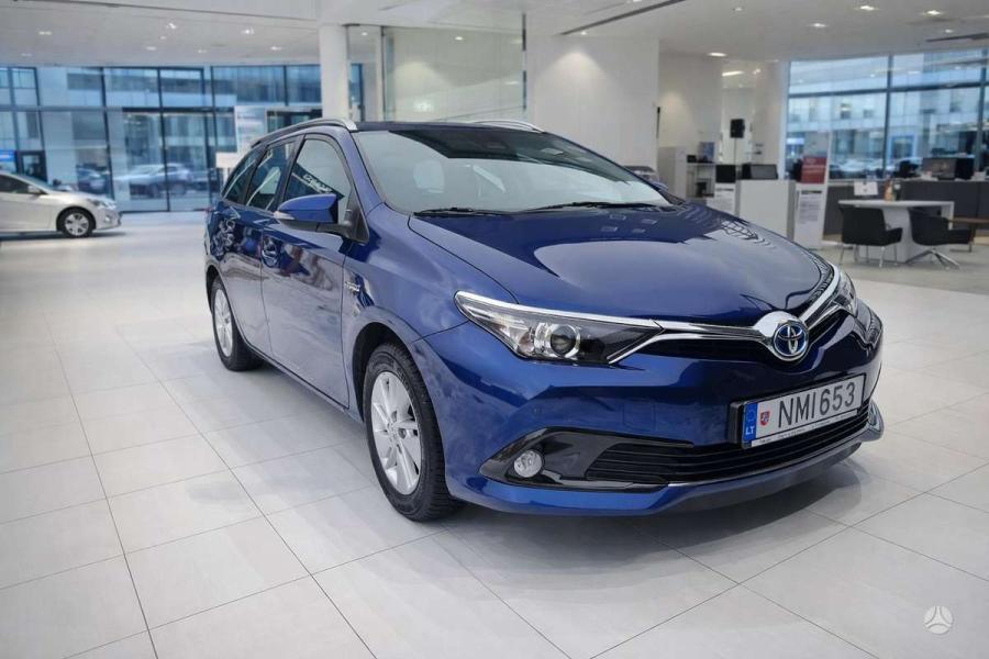 Blue Toyota Auris 2018 in Kaunas, with an engine capacity of 1.80 L and mileage of 258 thousand km for 10500 €, photo 1 on AUTOMOTO.COM.LV