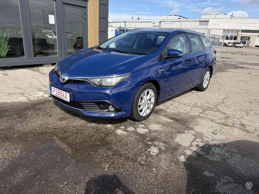Blue Toyota Auris 2018 in Panevezys, with an engine capacity of 1.80 L and mileage of 113 thousand km for 12200 €, photo 3 on AUTOMOTO.COM.LV