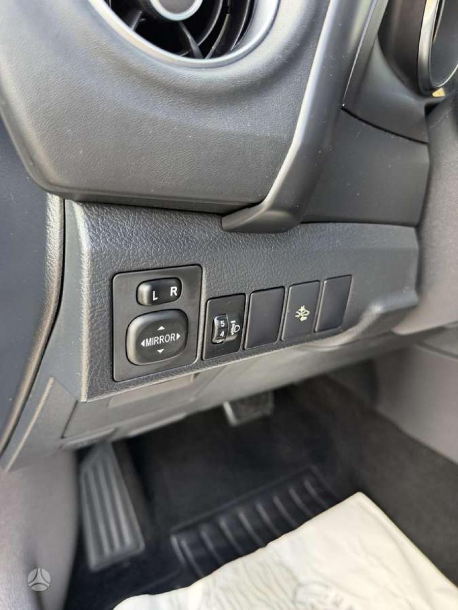 Blue Toyota Auris 2018 in Panevezys, with an engine capacity of 1.80 L and mileage of 113 thousand km for 12200 €, photo 13 on AUTOMOTO.COM.LV
