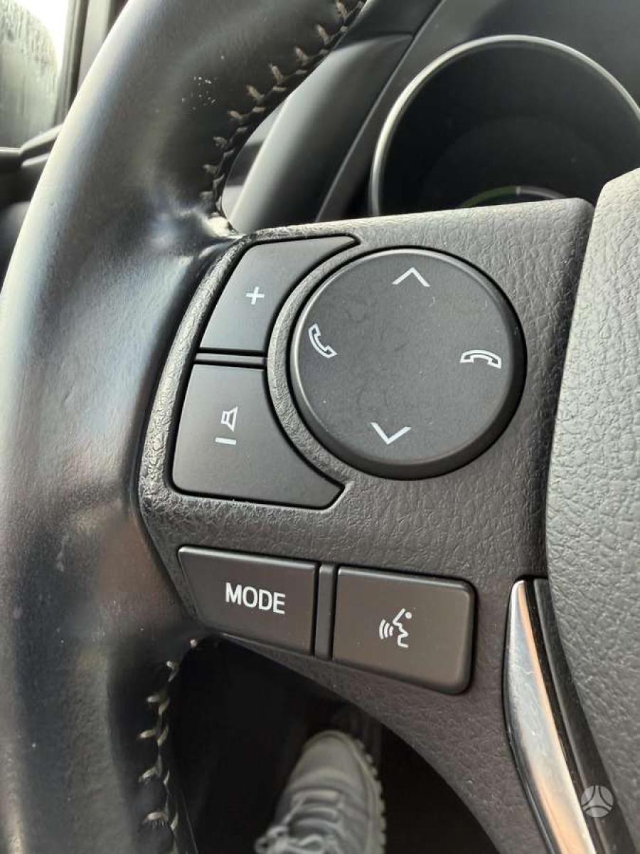 Blue Toyota Auris 2018 in Panevezys, with an engine capacity of 1.80 L and mileage of 113 thousand km for 12200 €, photo 15 on AUTOMOTO.COM.LV