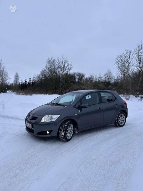Brown Toyota Auris 2007 in Ukmerge, with an engine capacity of 1.60 L and mileage of 235 thousand km for 3750 €, photo 1 on AUTOMOTO.COM.LV