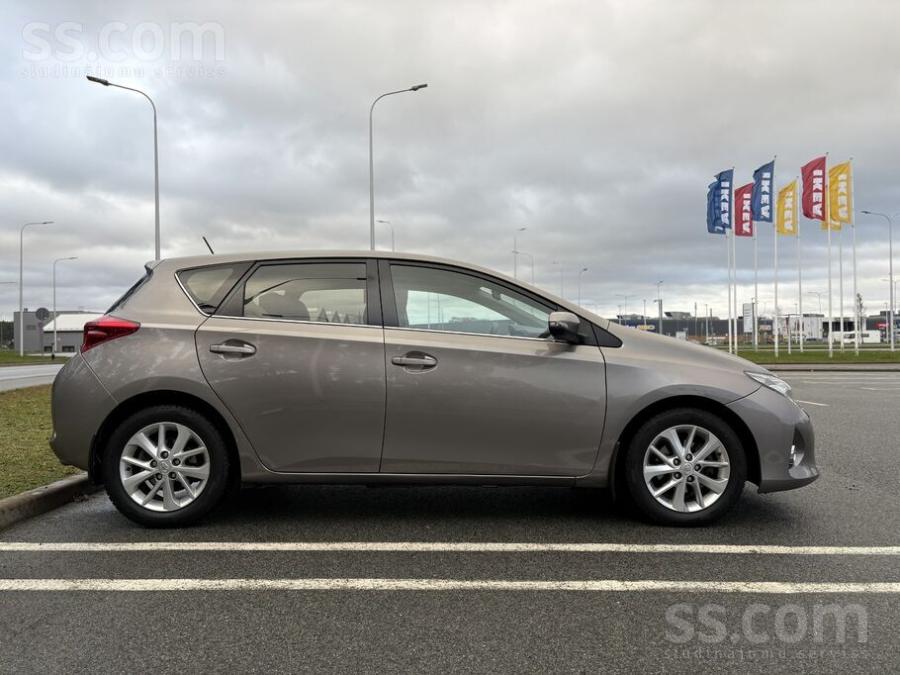 Brūns Toyota Auris 2013 Rīga, ar dzinēja tilpumu 1.60 L un nobraukumu 135 tūkst. km par 7999 €, foto 1 vietnē AUTOMOTO.COM.LV
