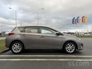 Brūns Toyota Auris 2013 Rīga, ar dzinēja tilpumu 1.60 L un nobraukumu 135 tūkst. km par 7800 €, foto  vietnē AUTOMOTO.COM.LV