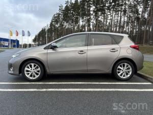 Brūns Toyota Auris 2013 Rīga, ar dzinēja tilpumu 1.60 L un nobraukumu 135 tūkst. km par 7800 €, foto 5 vietnē AUTOMOTO.COM.LV