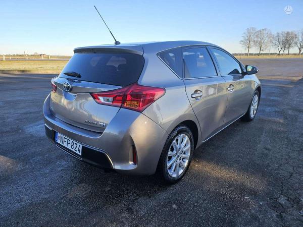 Brown Toyota Auris 2013 in Siauliai, with an engine capacity of 1.80 L and mileage of 283 thousand km for 7200 €, photo 3 on AUTOMOTO.COM.LV