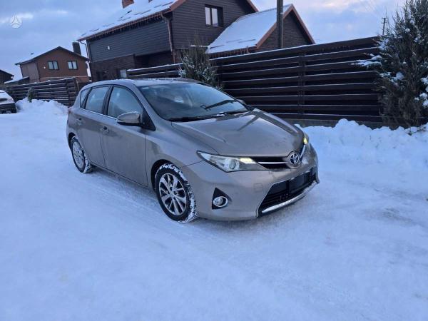 Brown Toyota Auris 2013 in Kaunas, with an engine capacity of 1.60 L and mileage of 248 thousand km for 5250 €, photo 3 on AUTOMOTO.COM.LV