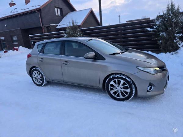 Brown Toyota Auris 2013 in Kaunas, with an engine capacity of 1.60 L and mileage of 248 thousand km for 5250 €, photo 4 on AUTOMOTO.COM.LV