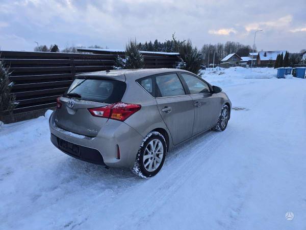 Brown Toyota Auris 2013 in Kaunas, with an engine capacity of 1.60 L and mileage of 248 thousand km for 5250 €, photo 5 on AUTOMOTO.COM.LV