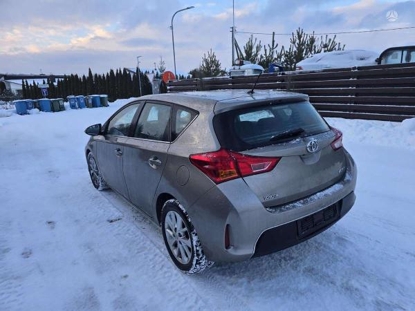 Brown Toyota Auris 2013 in Kaunas, with an engine capacity of 1.60 L and mileage of 248 thousand km for 5250 €, photo 6 on AUTOMOTO.COM.LV