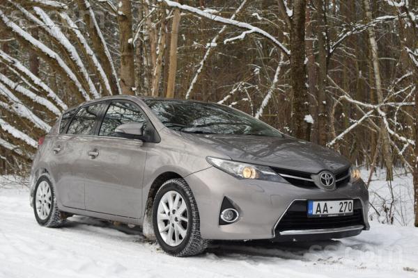 Brown Toyota Auris 2013 in Riga, with an engine capacity of 1.60 L and mileage of 135 thousand km for 7800 €, photo 1 on AUTOMOTO.COM.LV