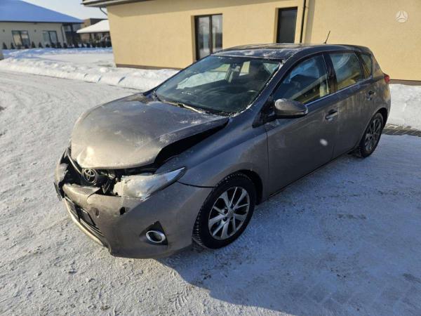 Brūns Toyota Auris 2013 Viļņa, ar dzinēja tilpumu 1.37 L un nobraukumu 259 tūkst. km par 2190 €, foto 3 vietnē AUTOMOTO.COM.LV