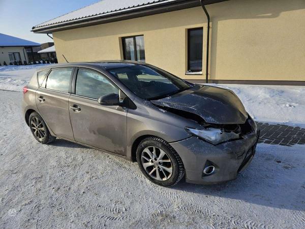 Brūns Toyota Auris 2013 Viļņa, ar dzinēja tilpumu 1.37 L un nobraukumu 259 tūkst. km par 2190 €, foto 5 vietnē AUTOMOTO.COM.LV