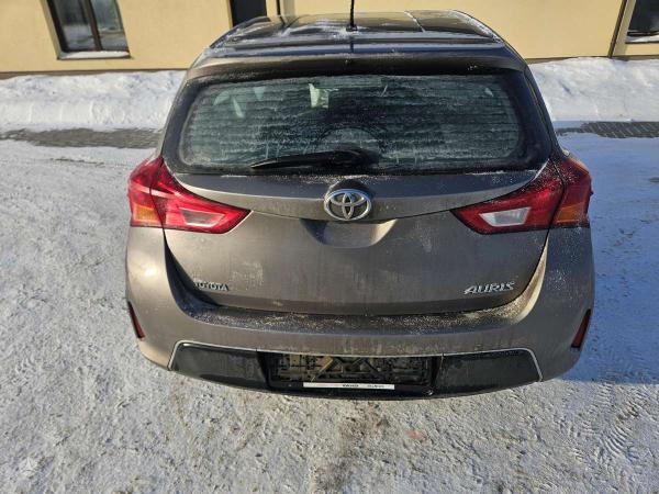 Brūns Toyota Auris 2013 Viļņa, ar dzinēja tilpumu 1.37 L un nobraukumu 259 tūkst. km par 2190 €, foto 8 vietnē AUTOMOTO.COM.LV