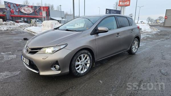 Brown Toyota Auris 2013 in Riga, with an engine capacity of 1.60 L and mileage of 201 thousand km for 6200 €, photo 1 on AUTOMOTO.COM.LV